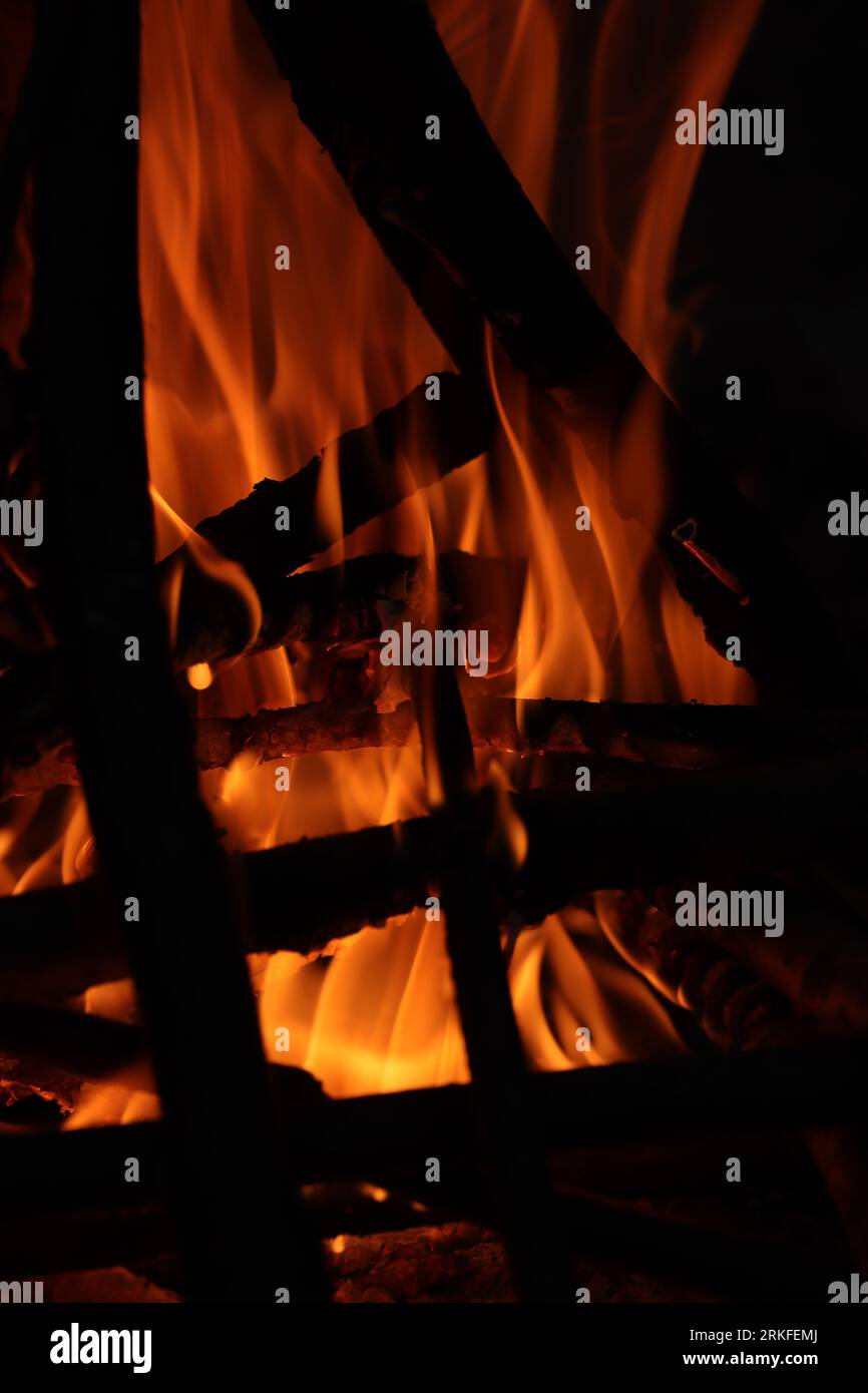 Campfire crackle hi-res stock photography and images - Alamy