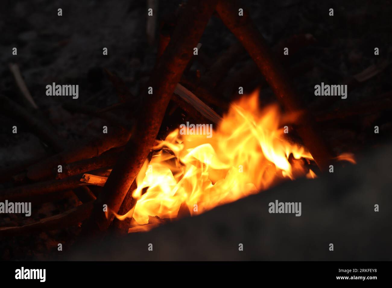 Campfire crackle hi-res stock photography and images - Alamy