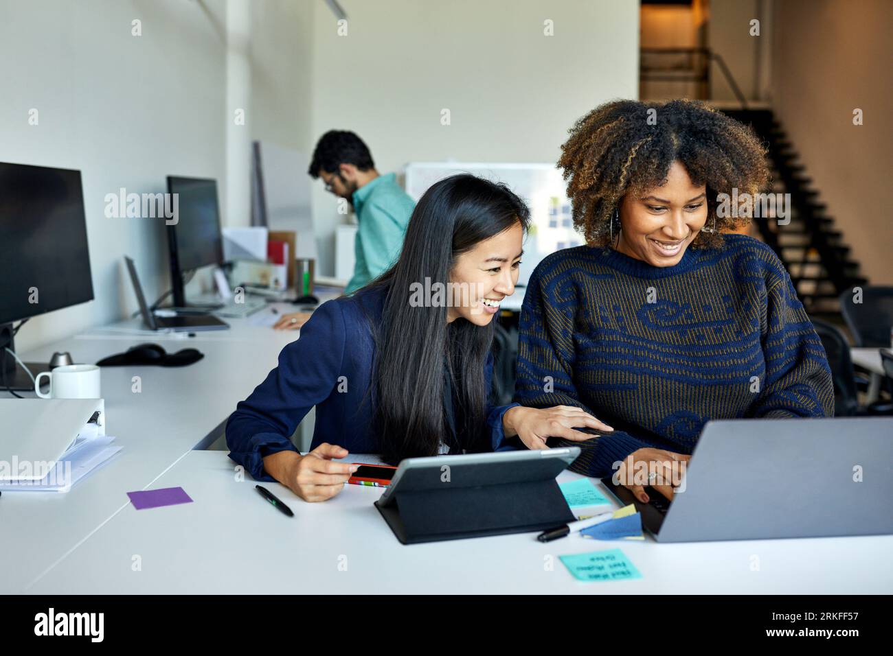 Man sitting desk laptop talking hi-res stock photography and images - Alamy