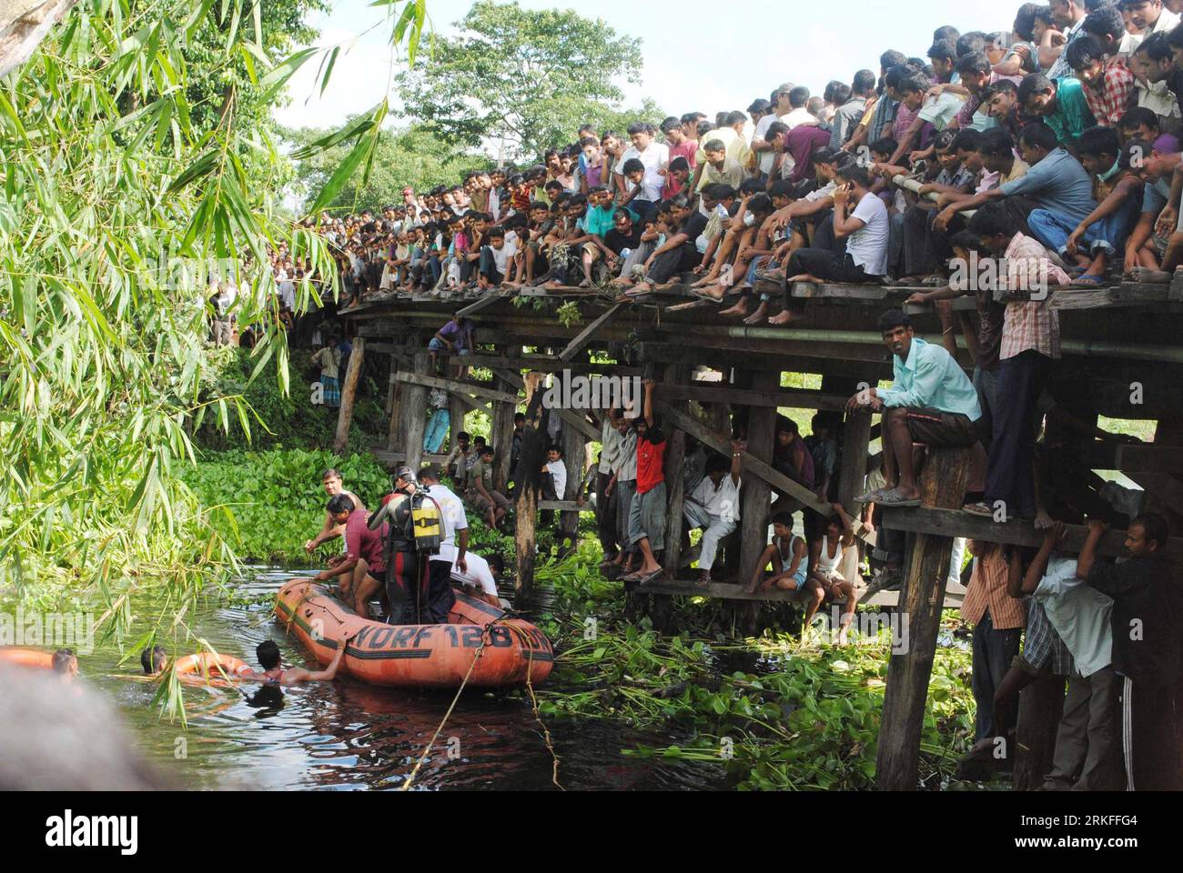 Bus hit bridge hi-res stock photography and images - Alamy