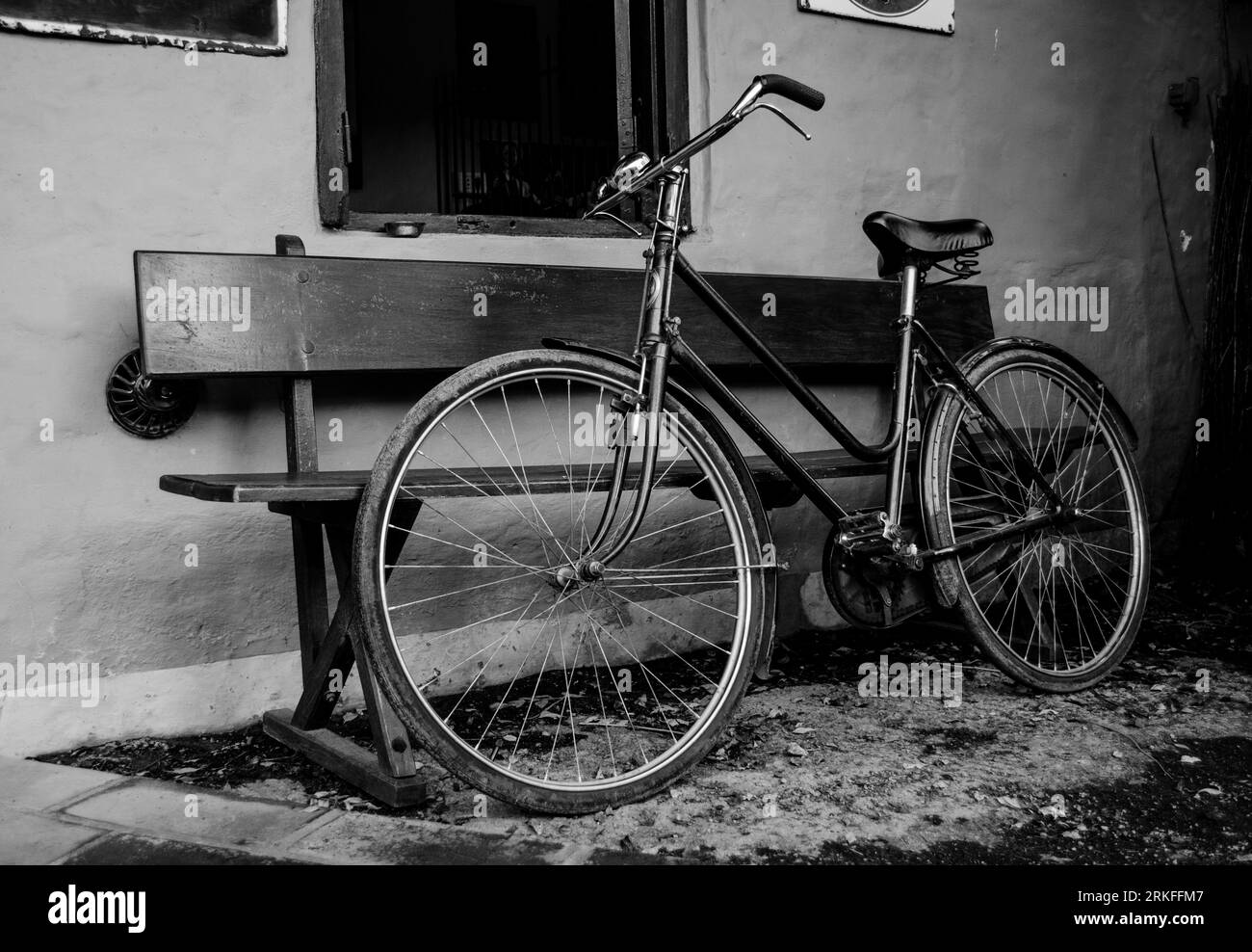 Retro style english bicycle in black and white Stock Photo - Alamy