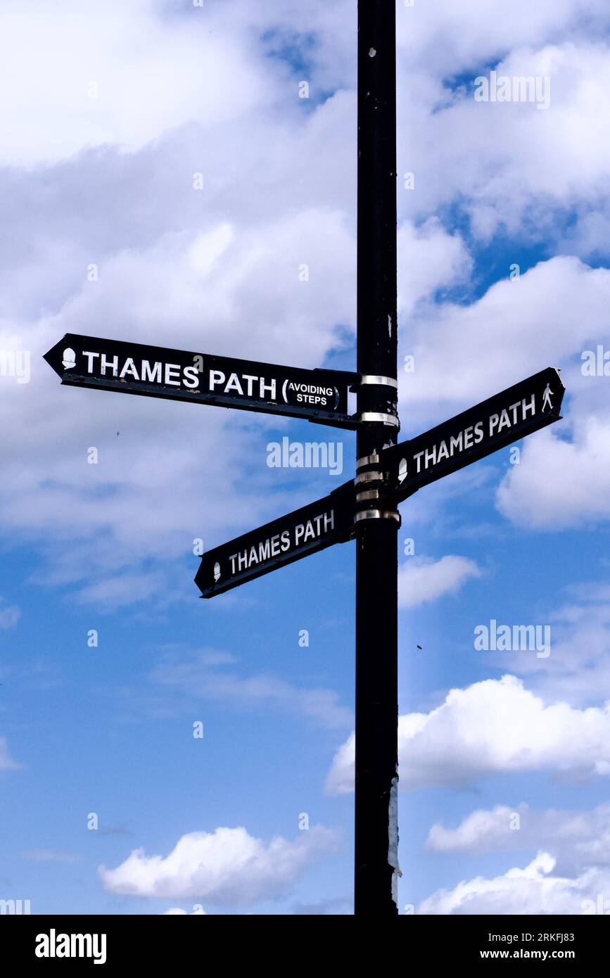 Thames path signs hi-res stock photography and images - Alamy