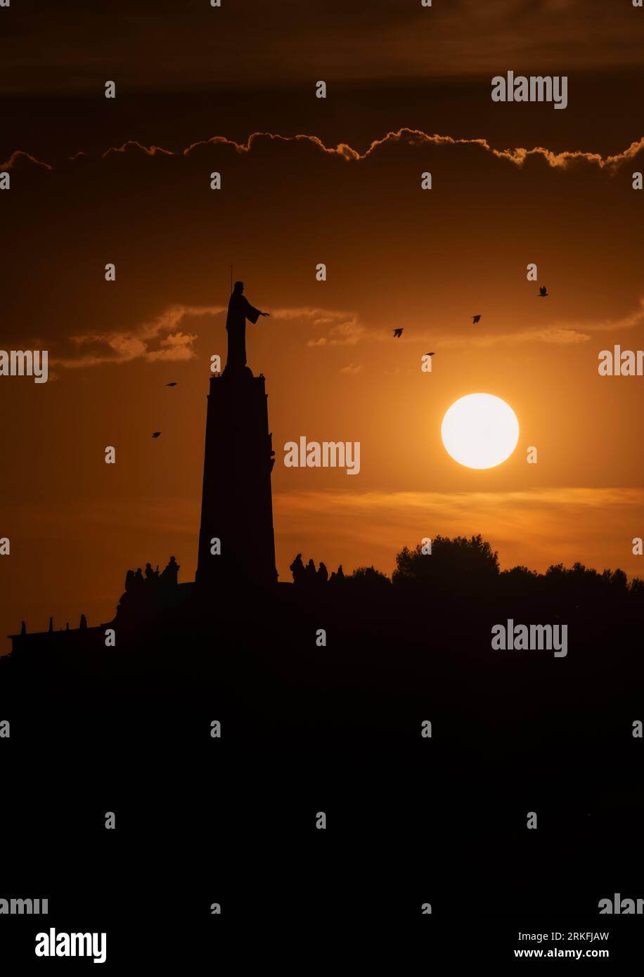 Silhouette and statue of the city and the sun hi-res stock photography ...
