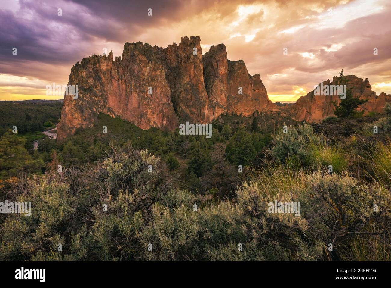 Climbing smith rock bend hi-res stock photography and images - Alamy