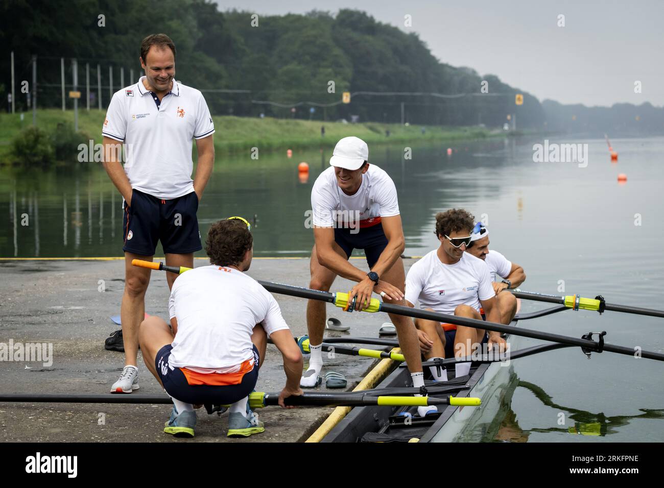 AMSTERDAM - Head coach Eelco Meenhorst (L) during an open training of ...