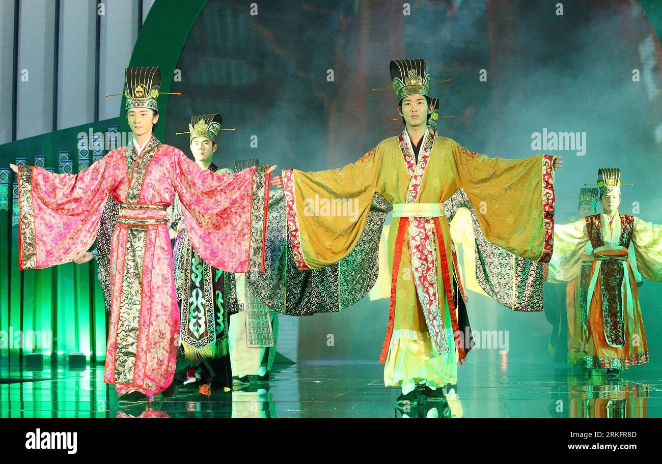 Traditional chinese fashion in han hi-res stock photography and images ...