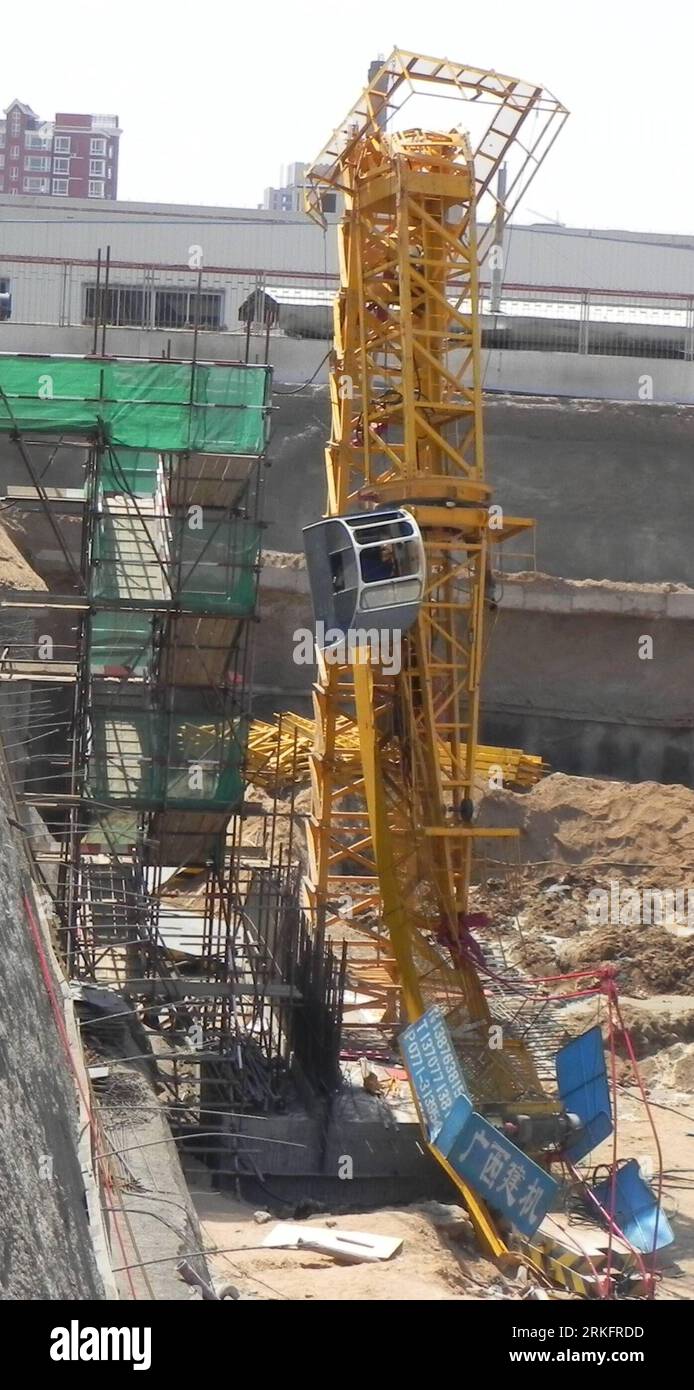 North tower collapse hi-res stock photography and images - Alamy