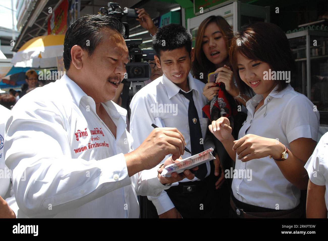 Thai rak thai party hi-res stock photography and images - Alamy