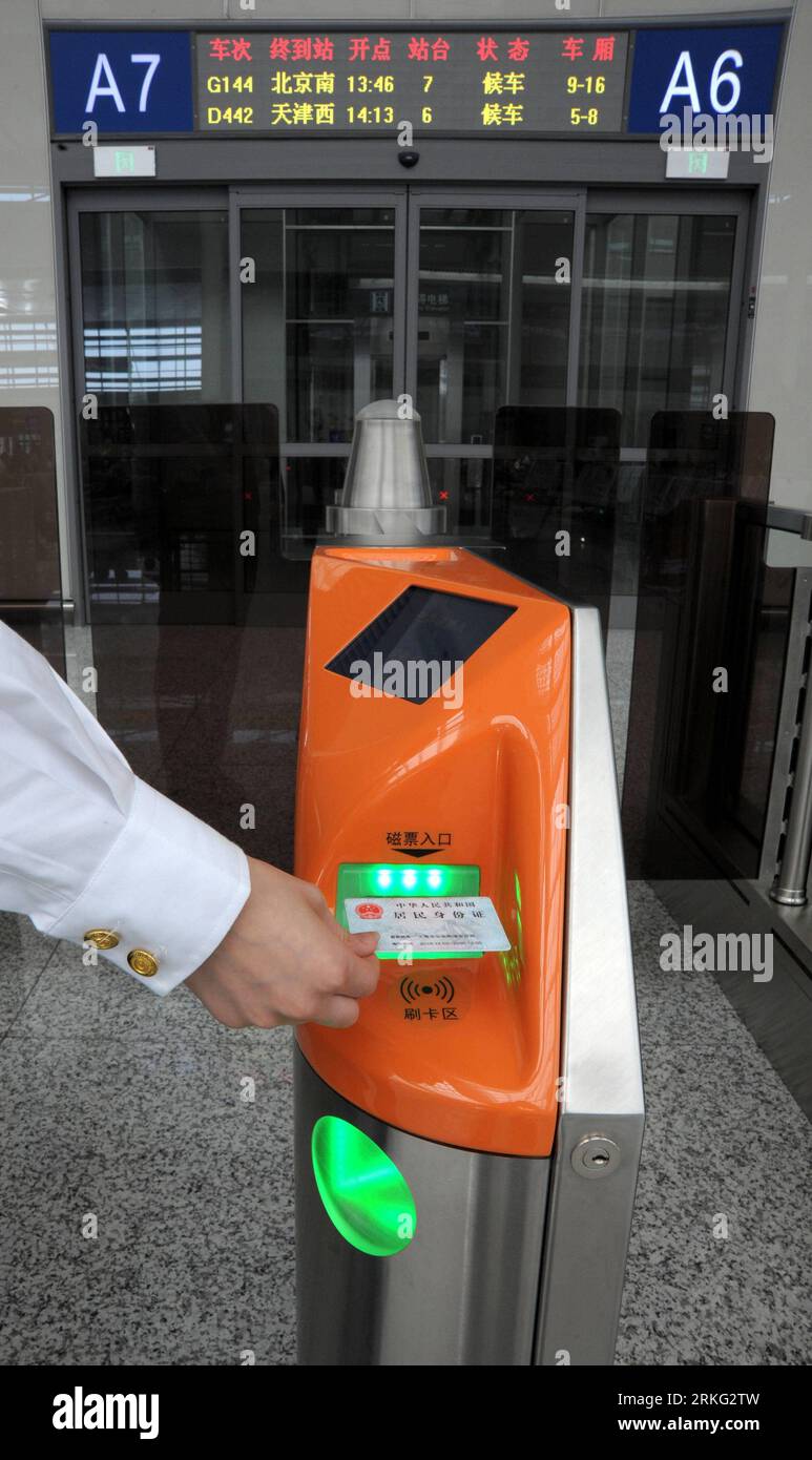 Check in process hi-res stock photography and images - Alamy