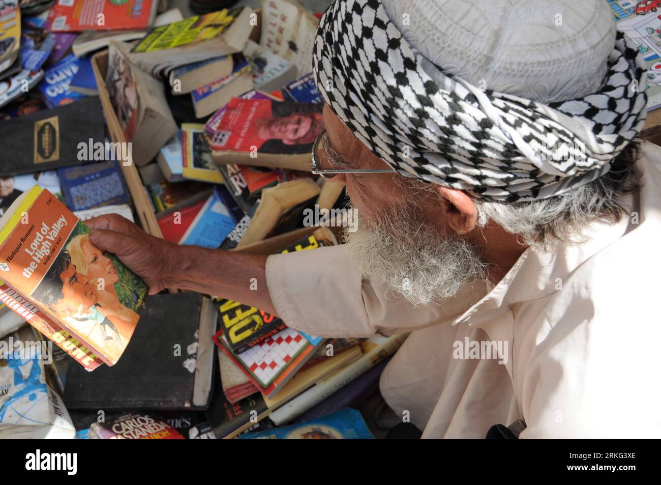 Mutanabbi market hi-res stock photography and images - Alamy