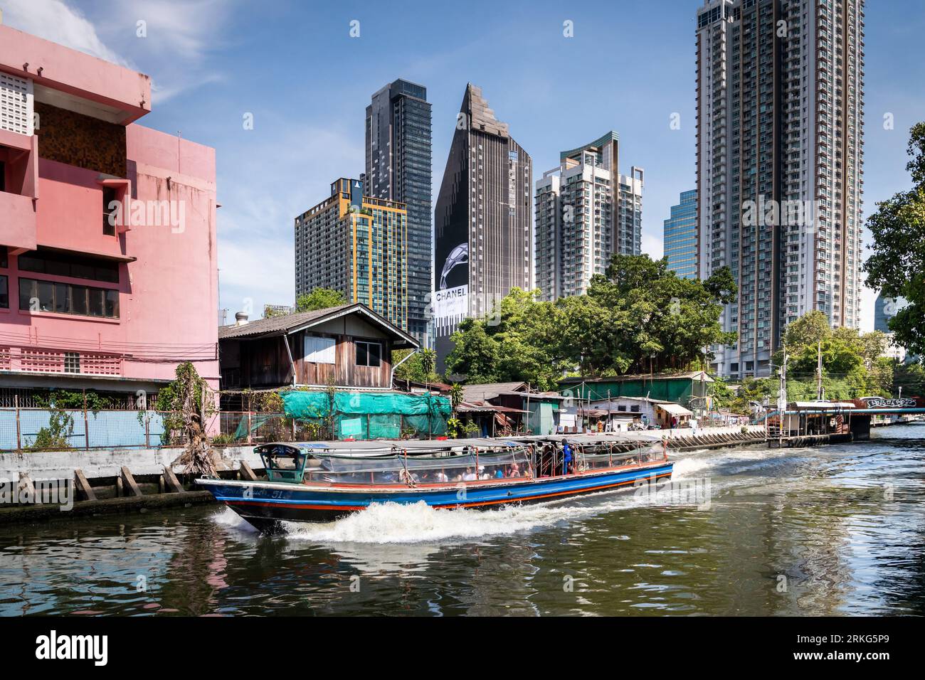 Wat sri bunruang water gate canal hi-res stock photography and images ...