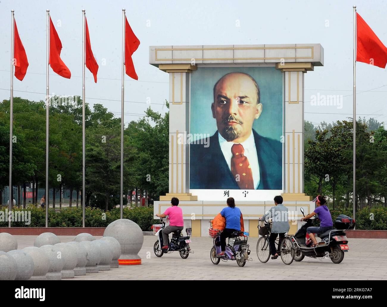 Giant portrait late chairman mao hi-res stock photography and images ...