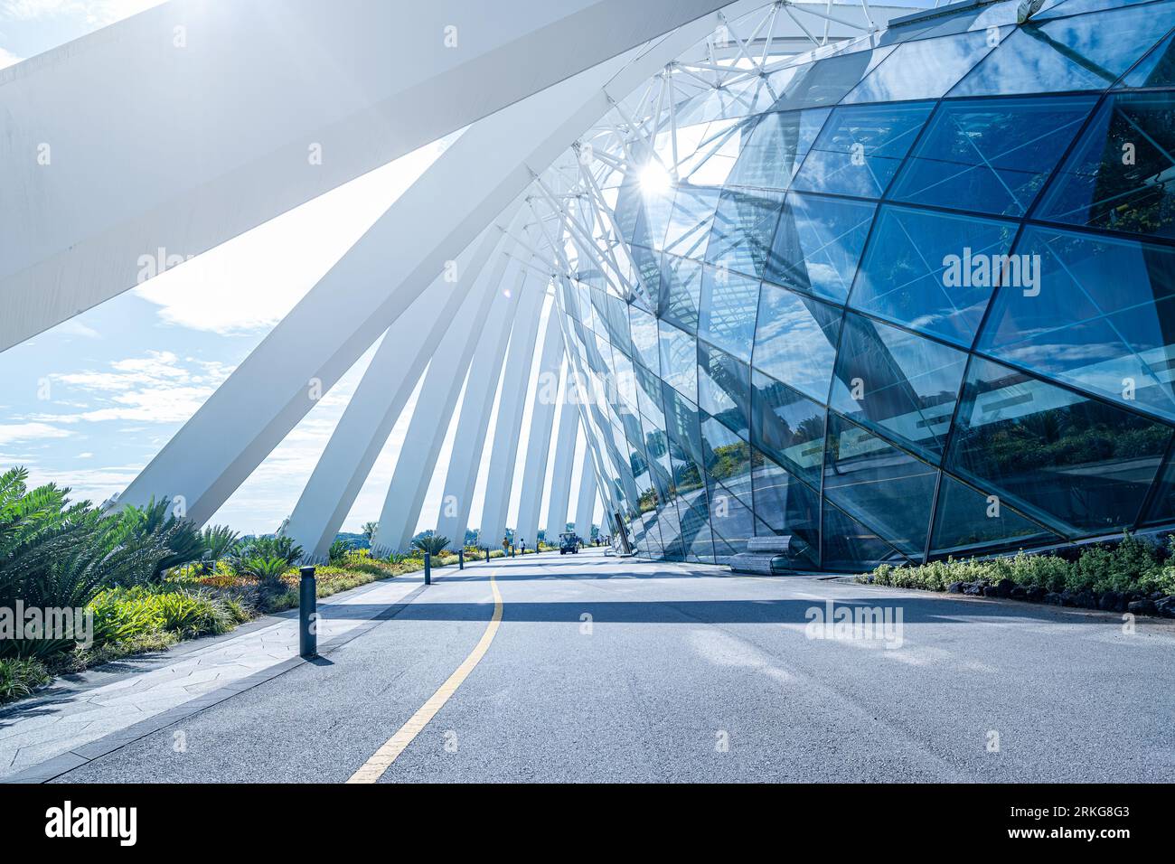 Modern metalic architectural detail hi-res stock photography and images ...