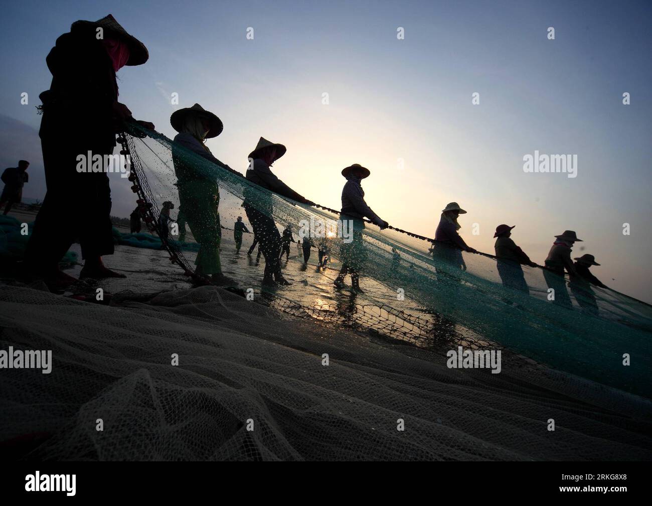 Netze einholen hi-res stock photography and images - Alamy