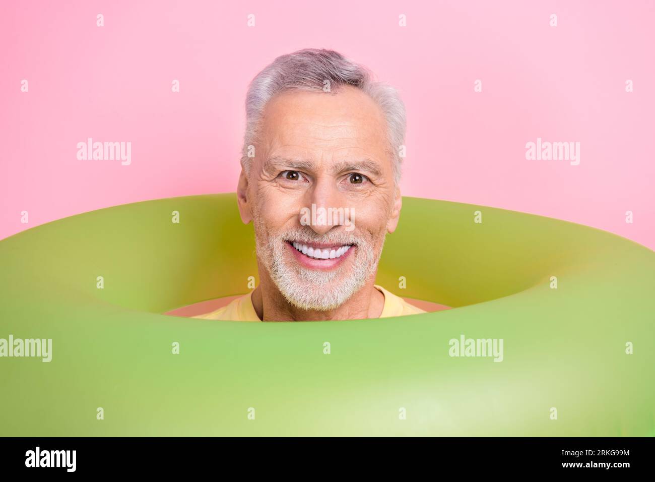 Photo of cheerful friendly man with beard dressed yellow t-shirt ...