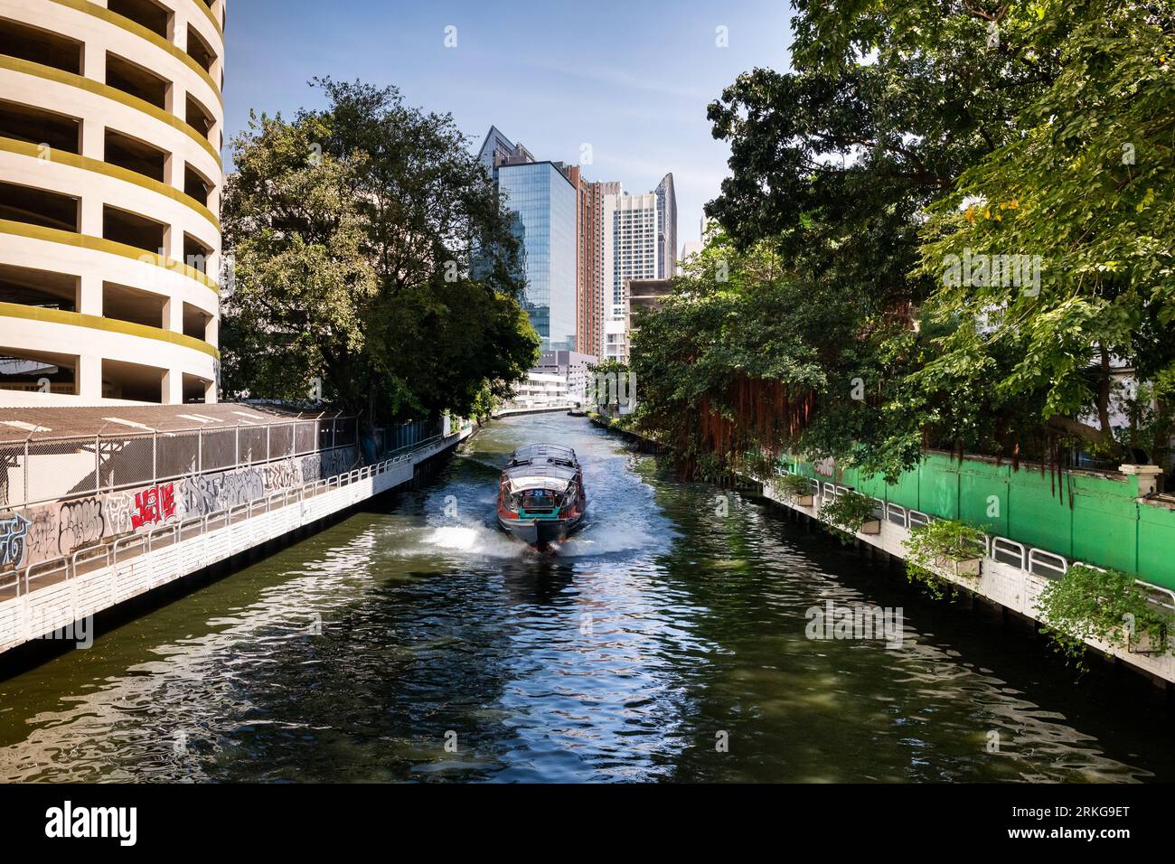 Wat sri bunruang water gate canal bangkok hi-res stock photography and ...