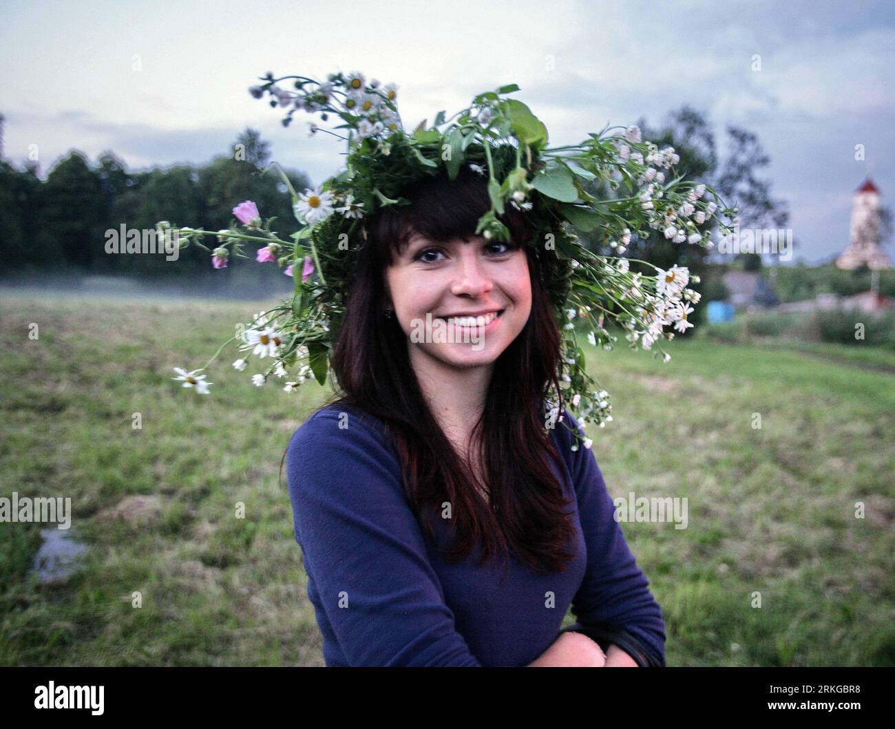 (110707) -- MINSK, July 7, 2011 (Xinhua) -- A Belarussian girl smiles ...