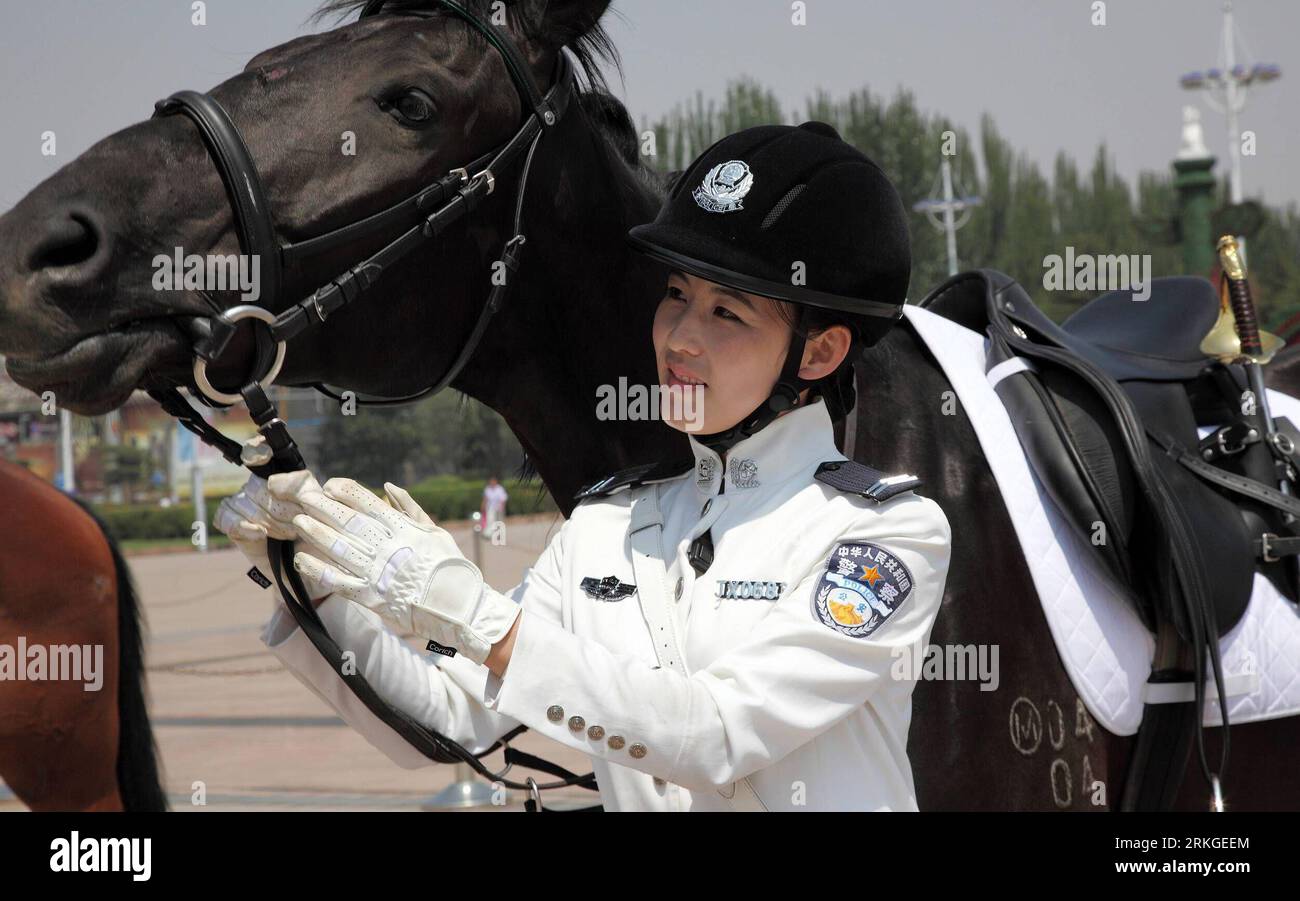 Female mounted police hi-res stock photography and images - Alamy