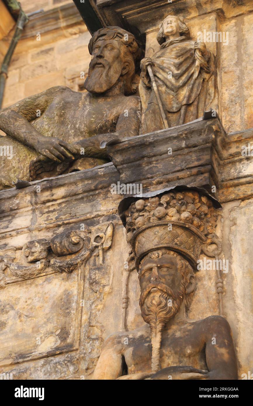 Corner statues hi-res stock photography and images - Alamy