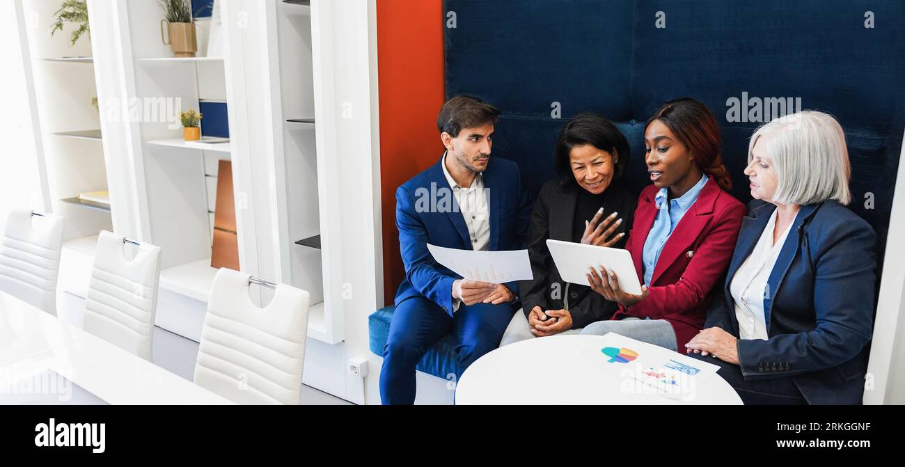 Multigenerational workplace hi-res stock photography and images - Alamy