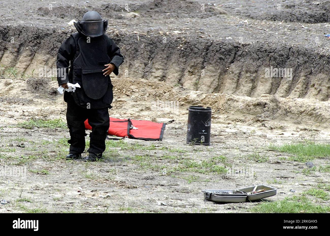 Bomb diffusal hi-res stock photography and images - Alamy