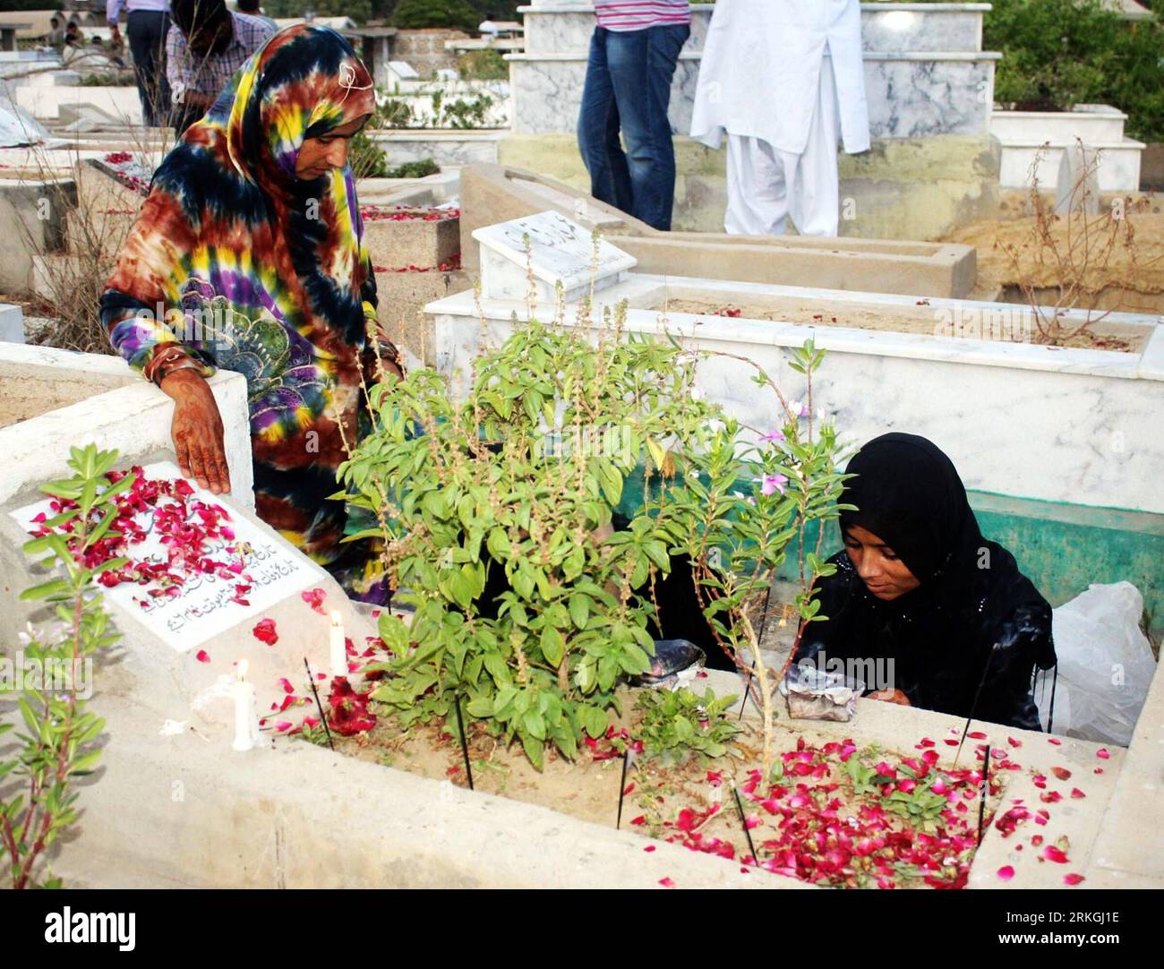 Graveyard karachi hi-res stock photography and images - Alamy
