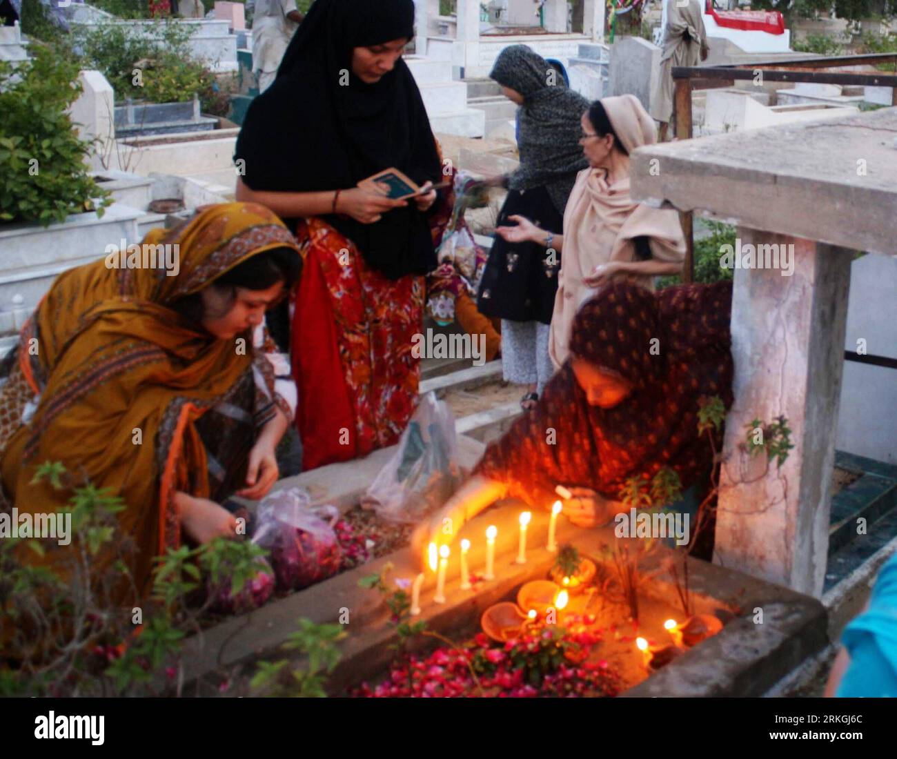 Graveyard karachi hi-res stock photography and images - Alamy
