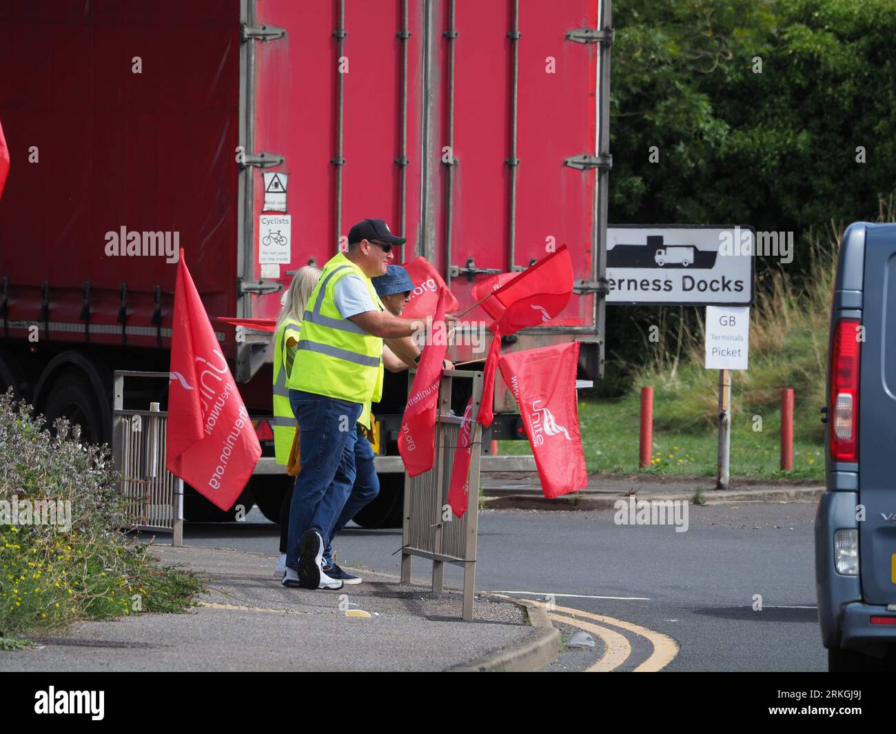 Sheerness, Kent, UK. 25th Aug, 2023. Dockworkers are continuing their ...