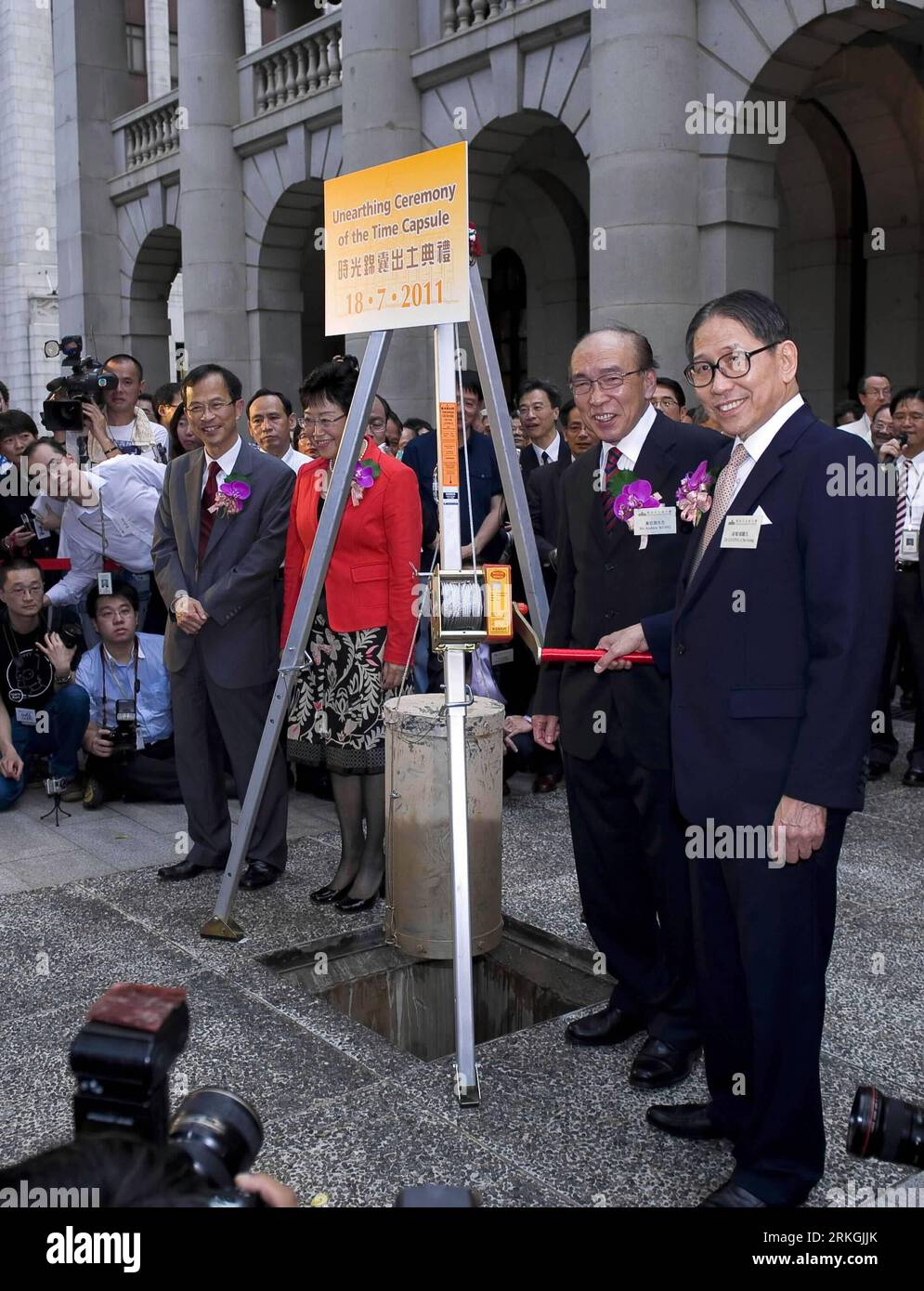 Buried time capsule hi-res stock photography and images - Alamy