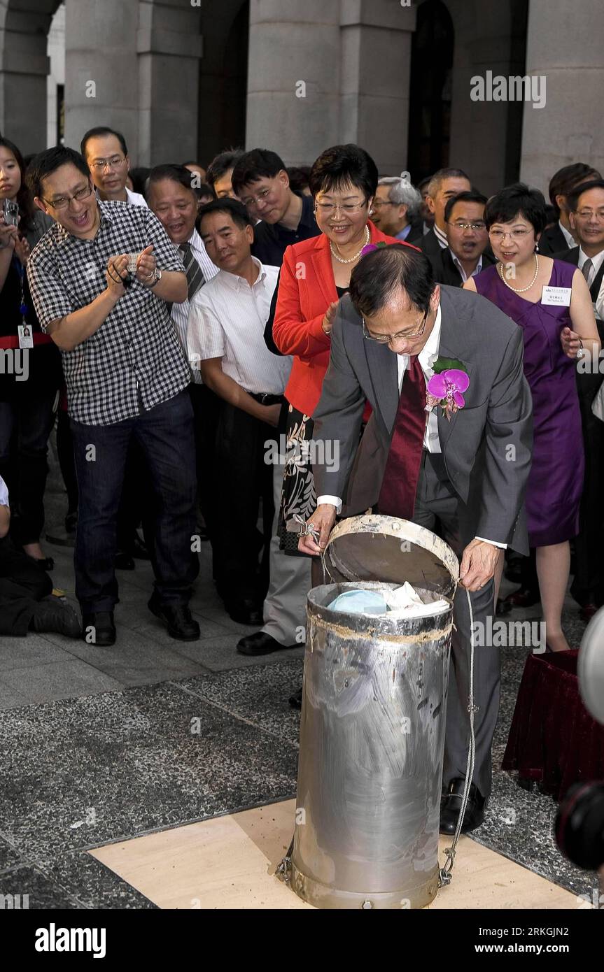 Buried time capsule hi-res stock photography and images - Alamy