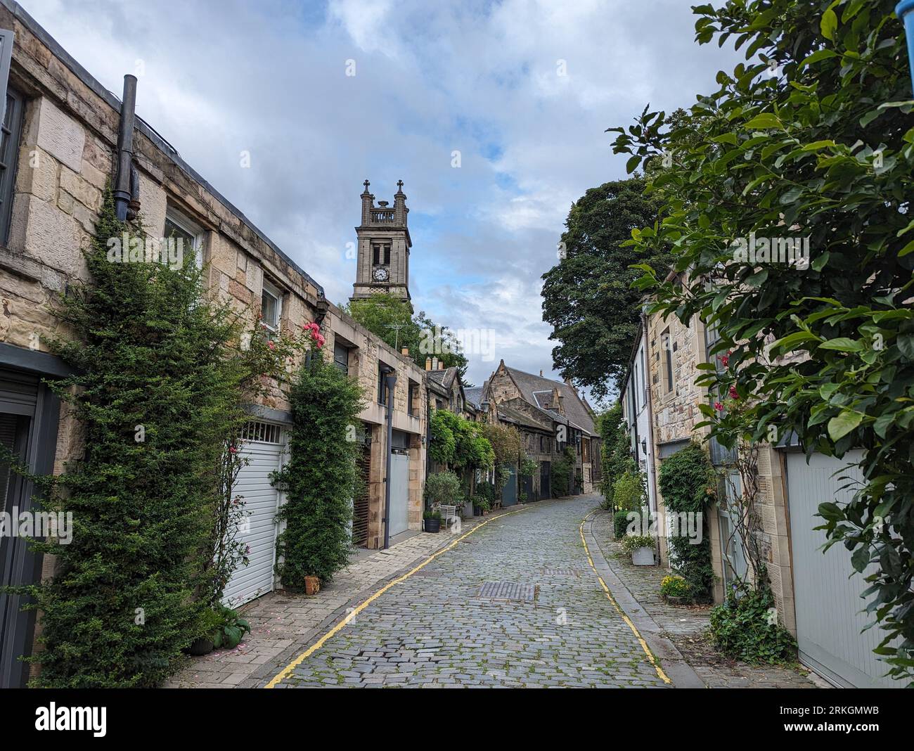 The colorful streetscape of Circus Lane in Edinburgh, Scotland Stock ...
