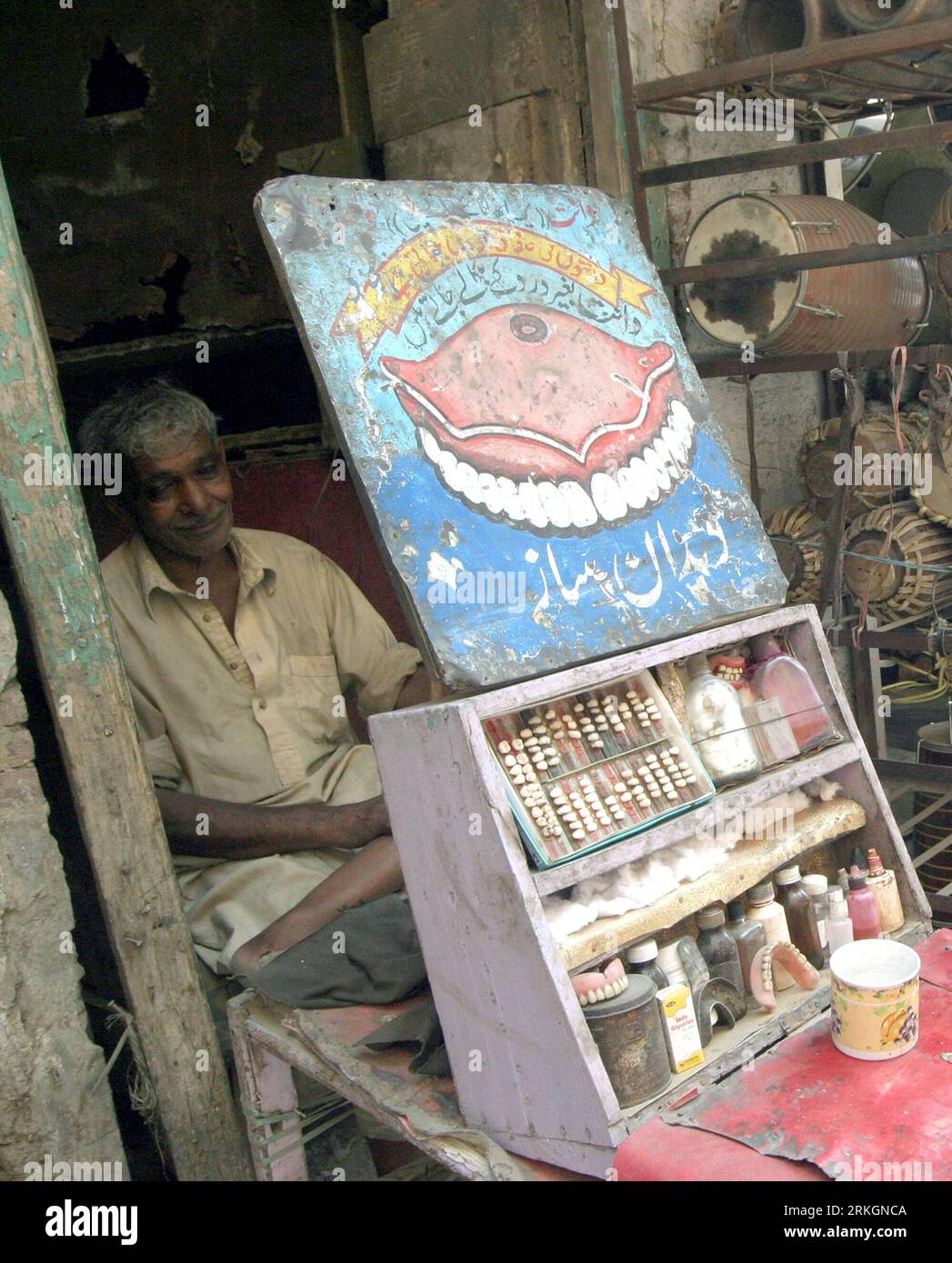 Roadside dentist hi-res stock photography and images - Alamy