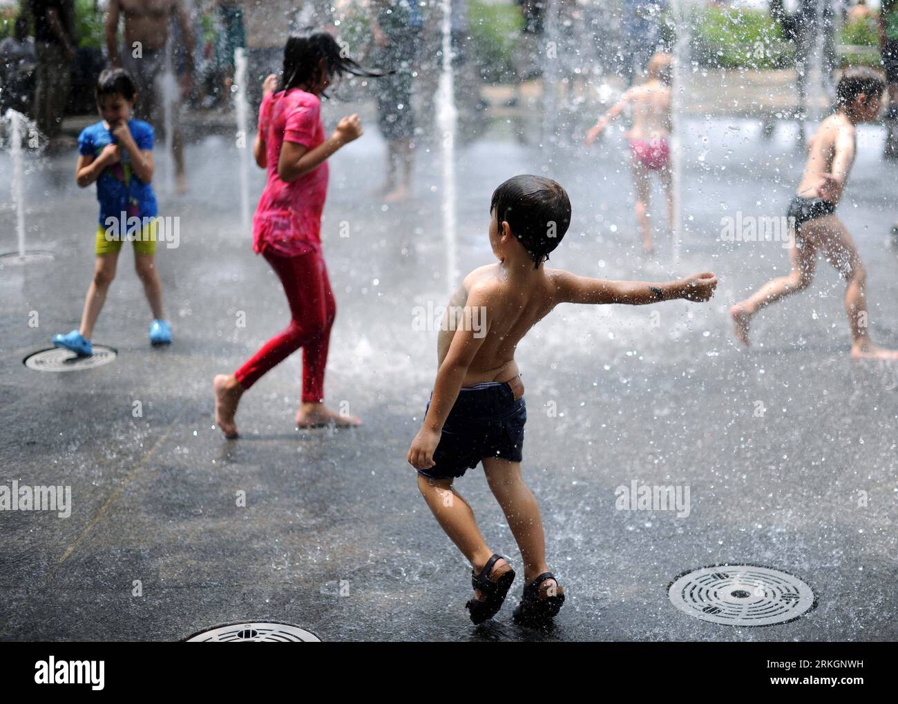 Springbrunnen sommer kinder hi-res stock photography and images - Alamy