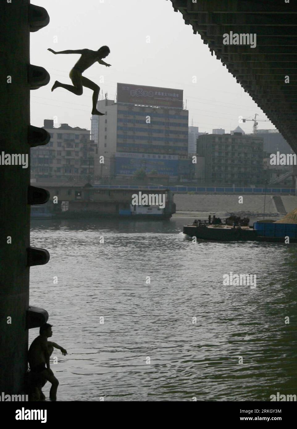 Springen silhouette hi-res stock photography and images - Alamy