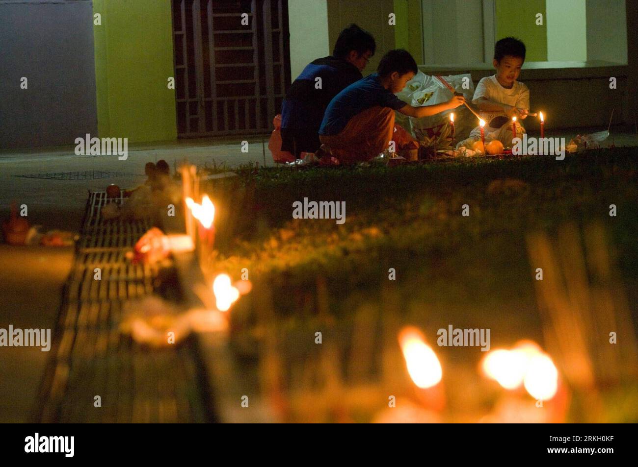 Chinese burn hi-res stock photography and images - Alamy