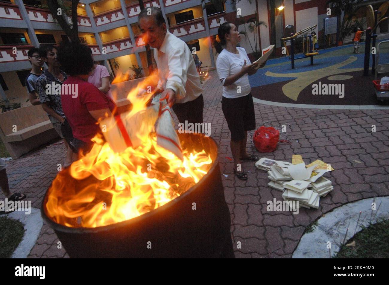 Chinese burn hi-res stock photography and images - Alamy