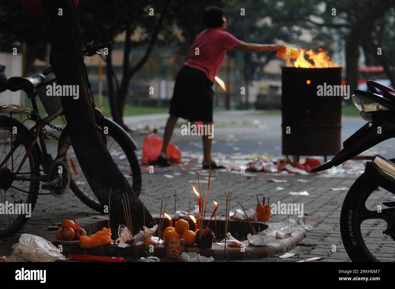 Chinese burn hi-res stock photography and images - Alamy