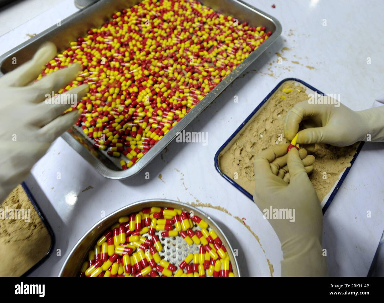 Traditional chinese herbal medicine pills hi-res stock photography and ...