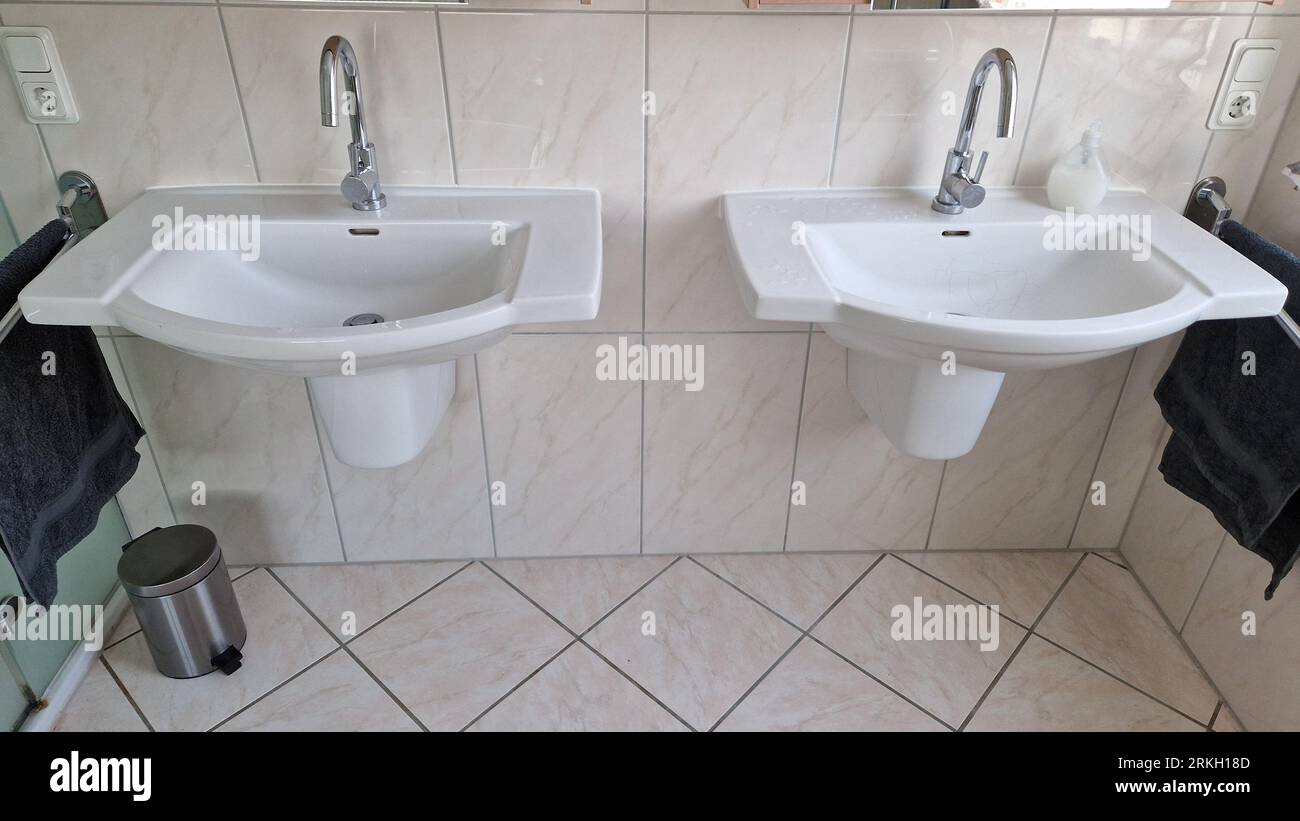 Side of wash basin hi-res stock photography and images - Alamy