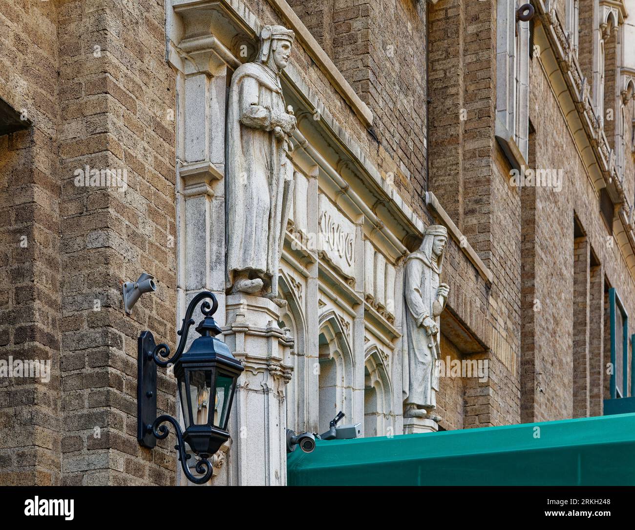 Upper East Side: Architectural details of Emery Roth-designed 1000 Park ...