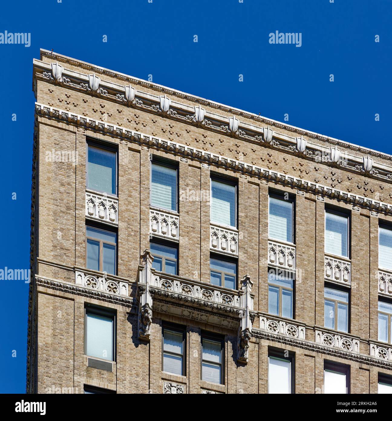 Upper East Side: Architectural details of Emery Roth-designed 1000 Park ...
