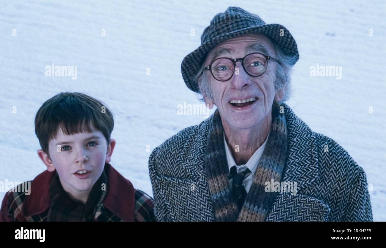 USA. Freddie Highmore and David Kelly in a scene from (C)Warner Bros ...