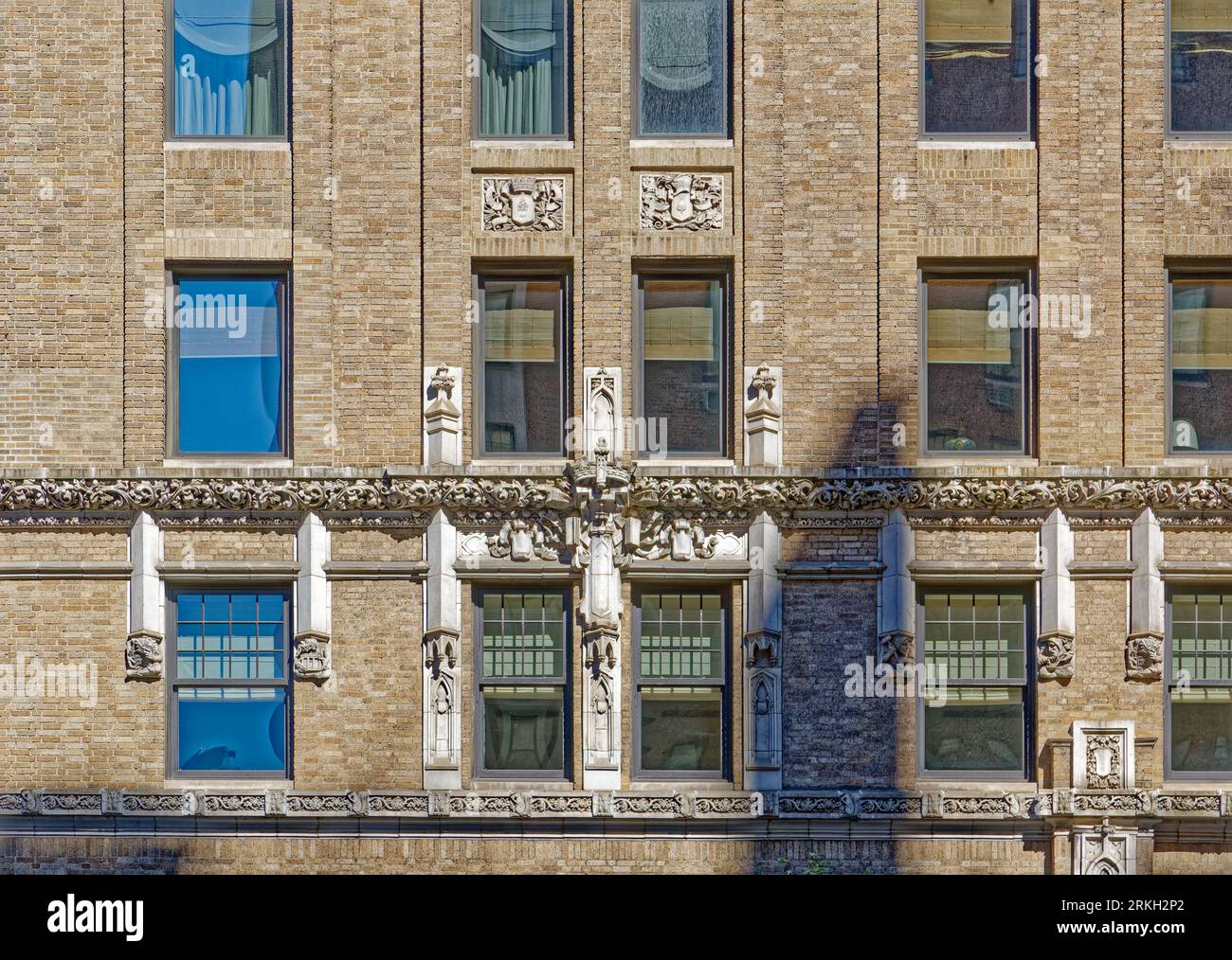 Upper East Side: Architectural details of Emery Roth-designed 1000 Park ...