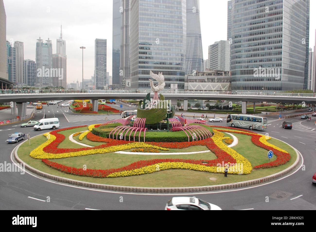 Bustling roundabout hi-res stock photography and images - Alamy
