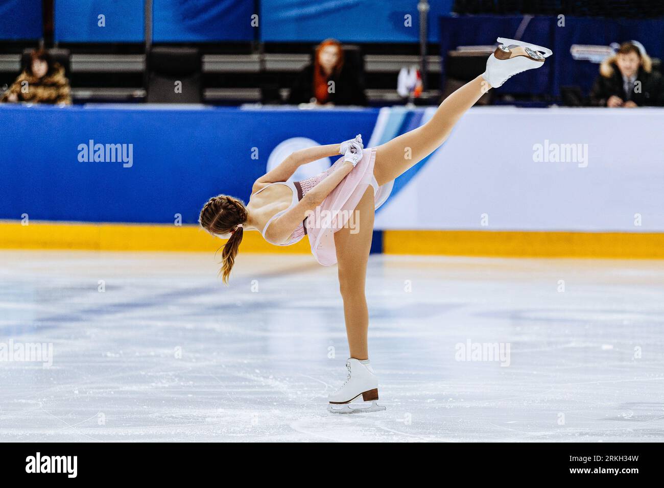 girl one leg skating in ice championship, figure skating single Stock ...