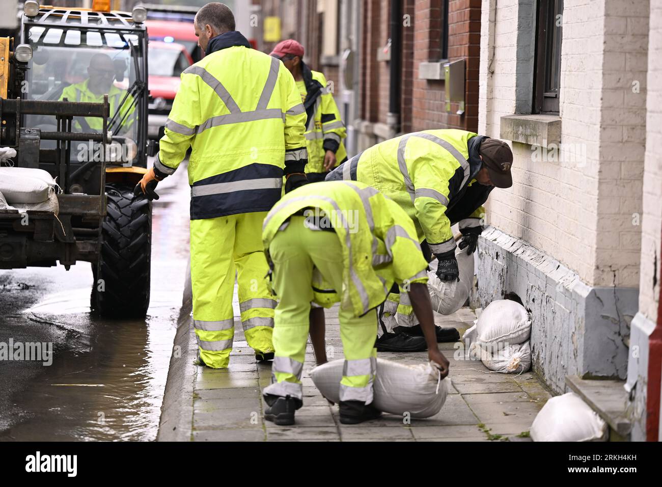 Ottignies, Belgium. 25th Aug, 2023. Ottignies city workers distribute ...