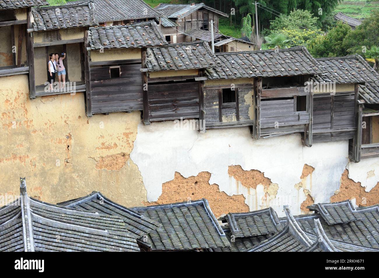 Two women back to back enemies hi-res stock photography and images - Alamy