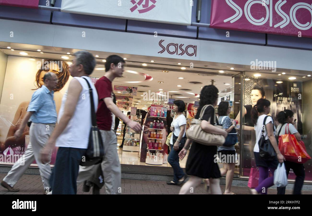 Hong kong cosmetics shop people hi-res stock photography and images - Alamy