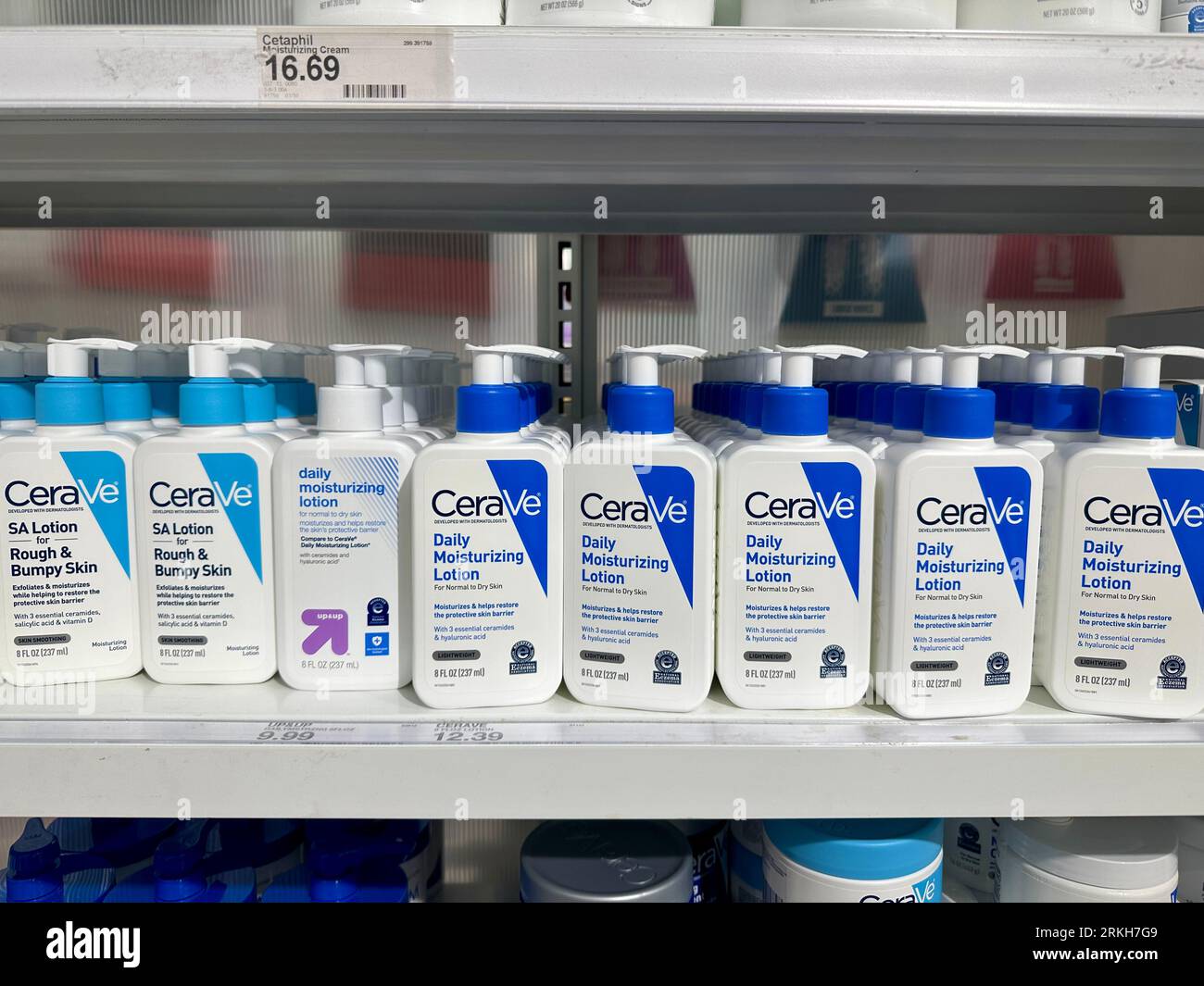 Lotion moisture hi-res stock photography and images - Alamy