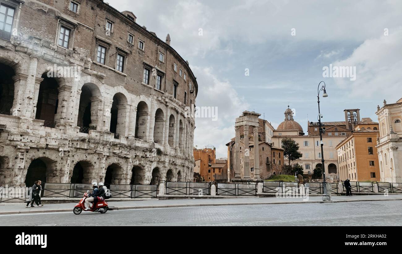 Rome italy colloseum statue hi-res stock photography and images - Alamy